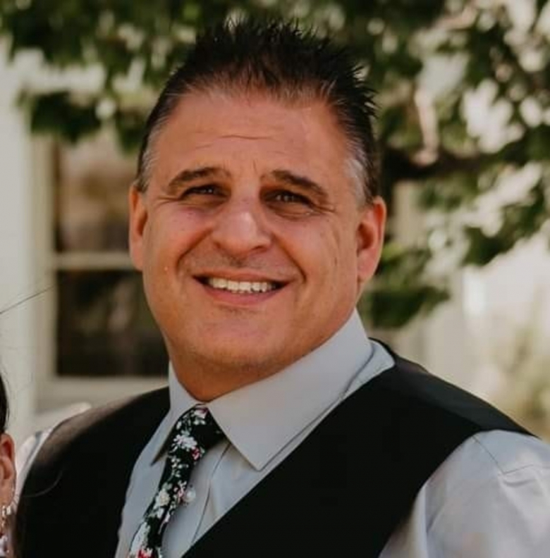 Il fabrique des abris hivernaux pour les chats des rues à partir de ...