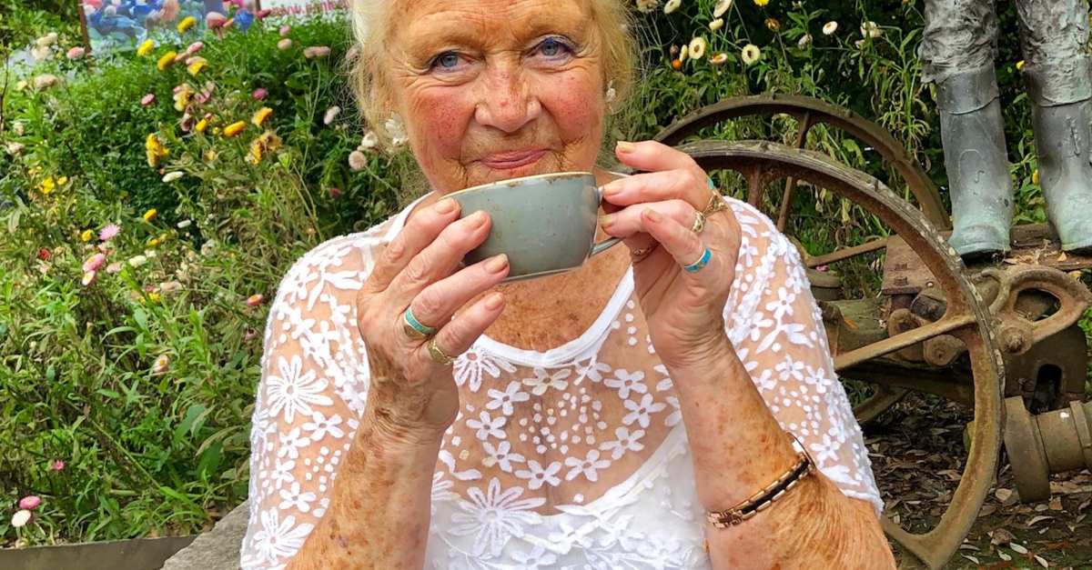 Une Grand Mère Jugée Trop Vieille Est Dévastée Lorsquon Lui Refuse Ladoption Dun Chien