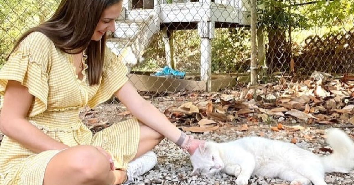 Une femme emménage dans sa nouvelle maison et découvre que les anciens ...