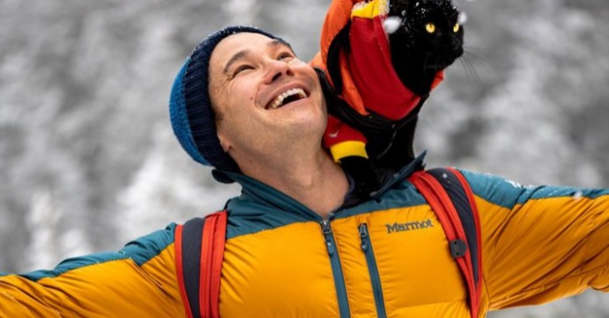 La sublime connexion entre un homme et son chat, qui parcourent le ...